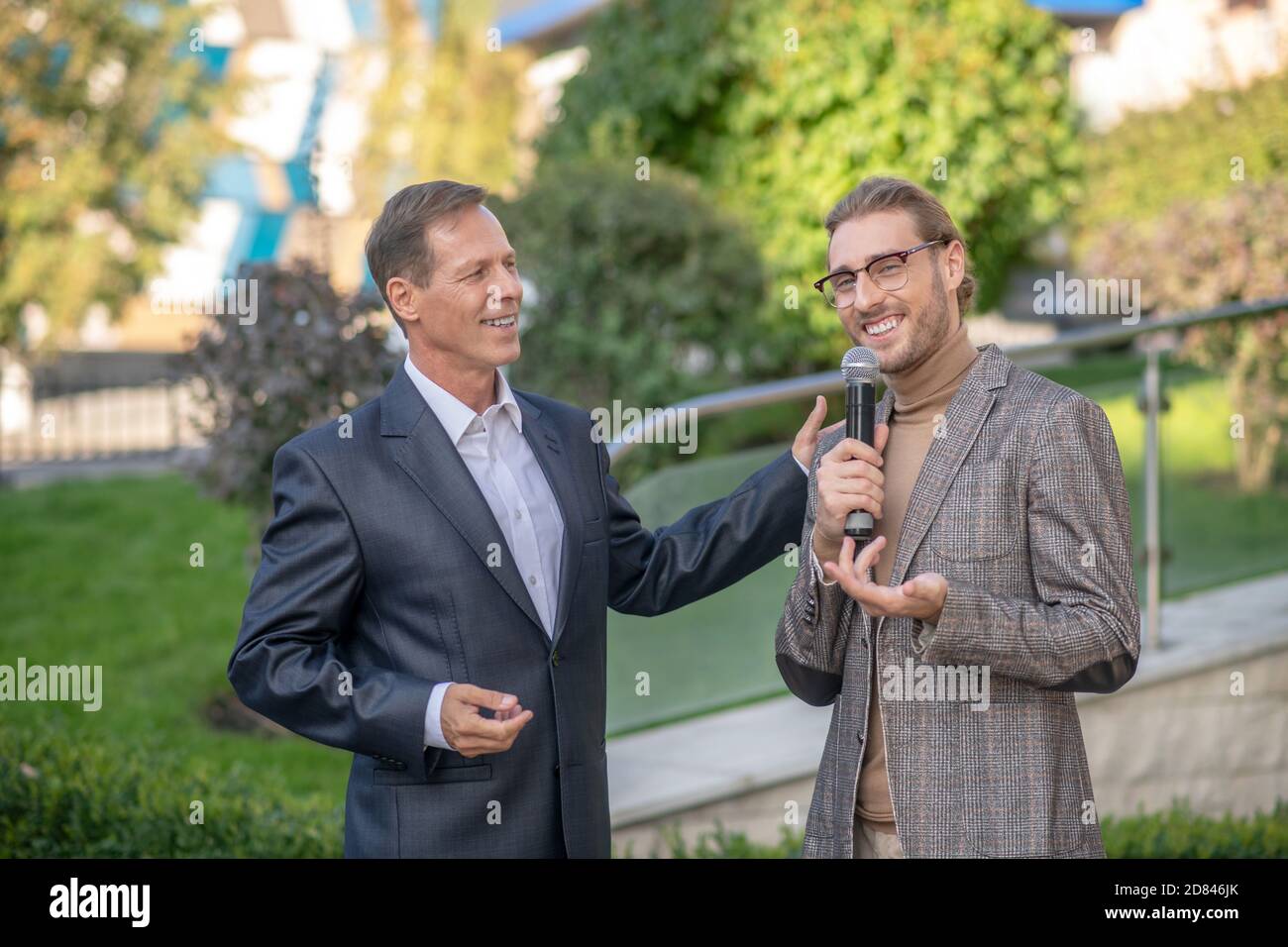 Male journalist interview man hi-res stock photography and images - Alamy