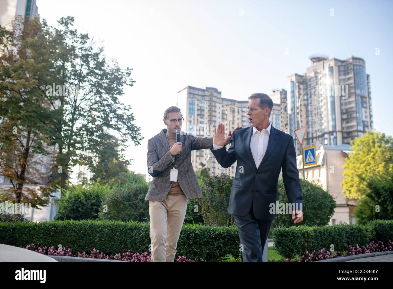 Male journalist interview man hi-res stock photography and images - Alamy