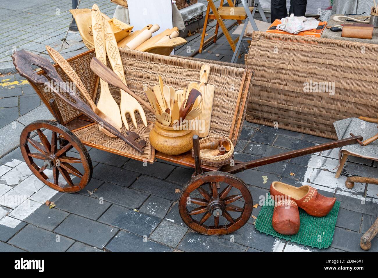 Traditional kitchenware crafts hi-res stock photography and images - Alamy