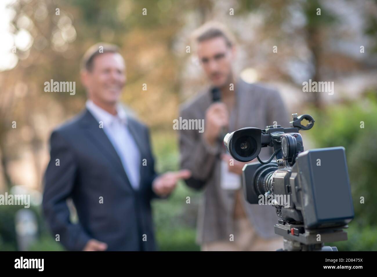 Journalist interviewing outside hi-res stock photography and images - Alamy