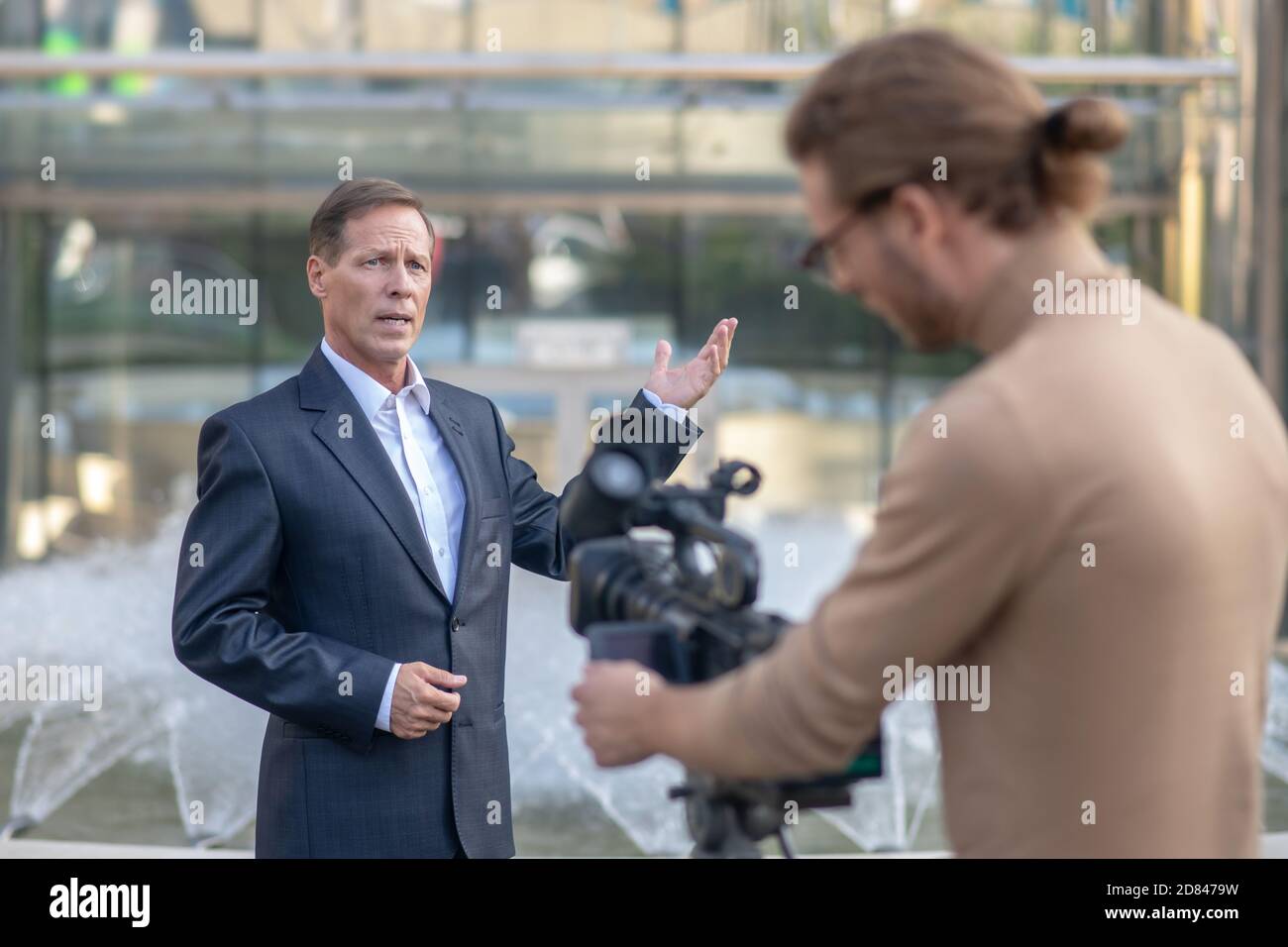 Filming news reporter hi-res stock photography and images - Alamy