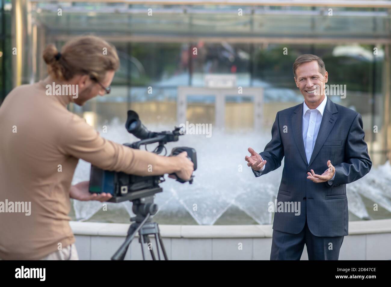 Male reporter hi-res stock photography and images - Alamy