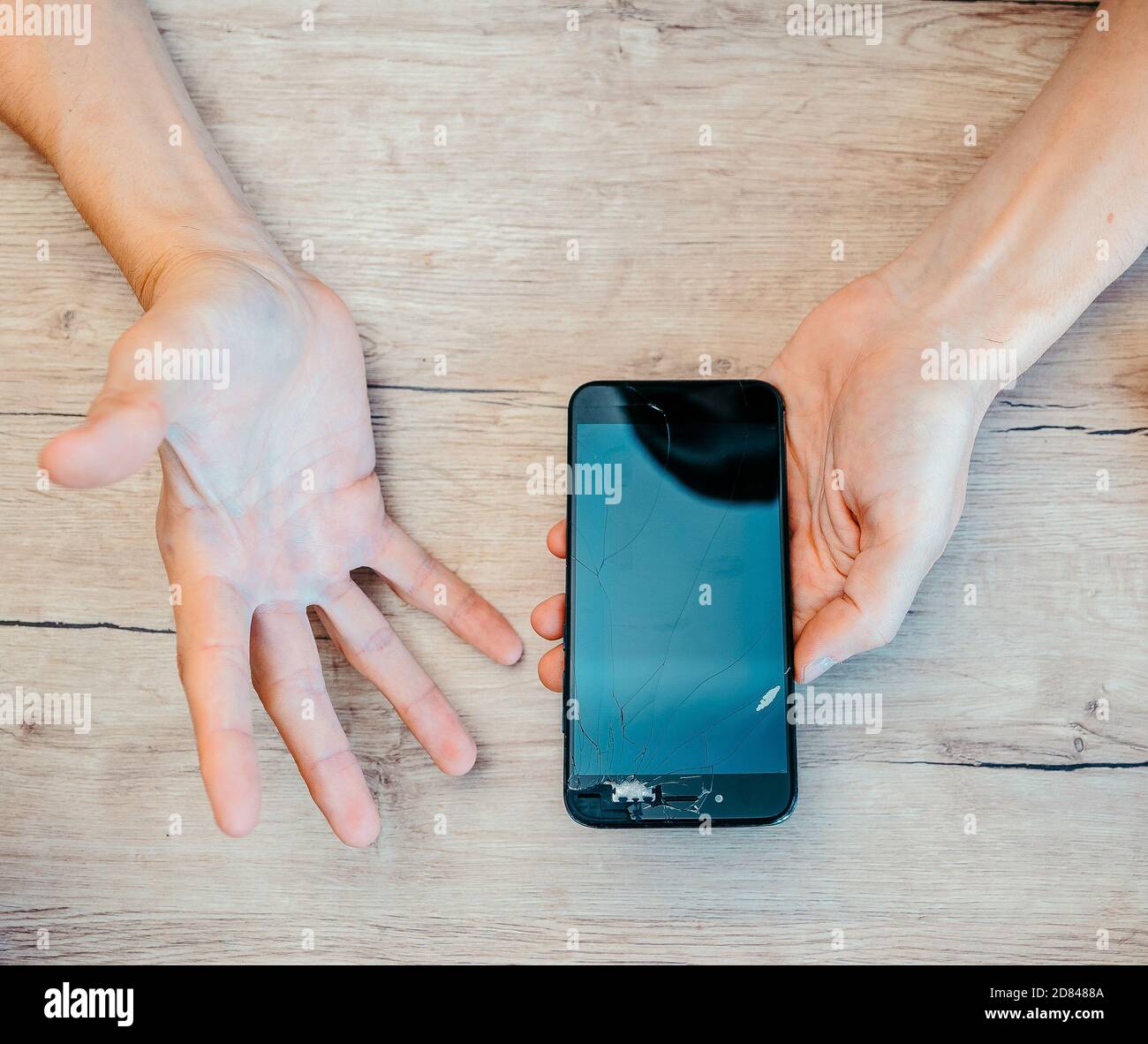 Hands holding broken screen hi-res stock photography and images - Alamy