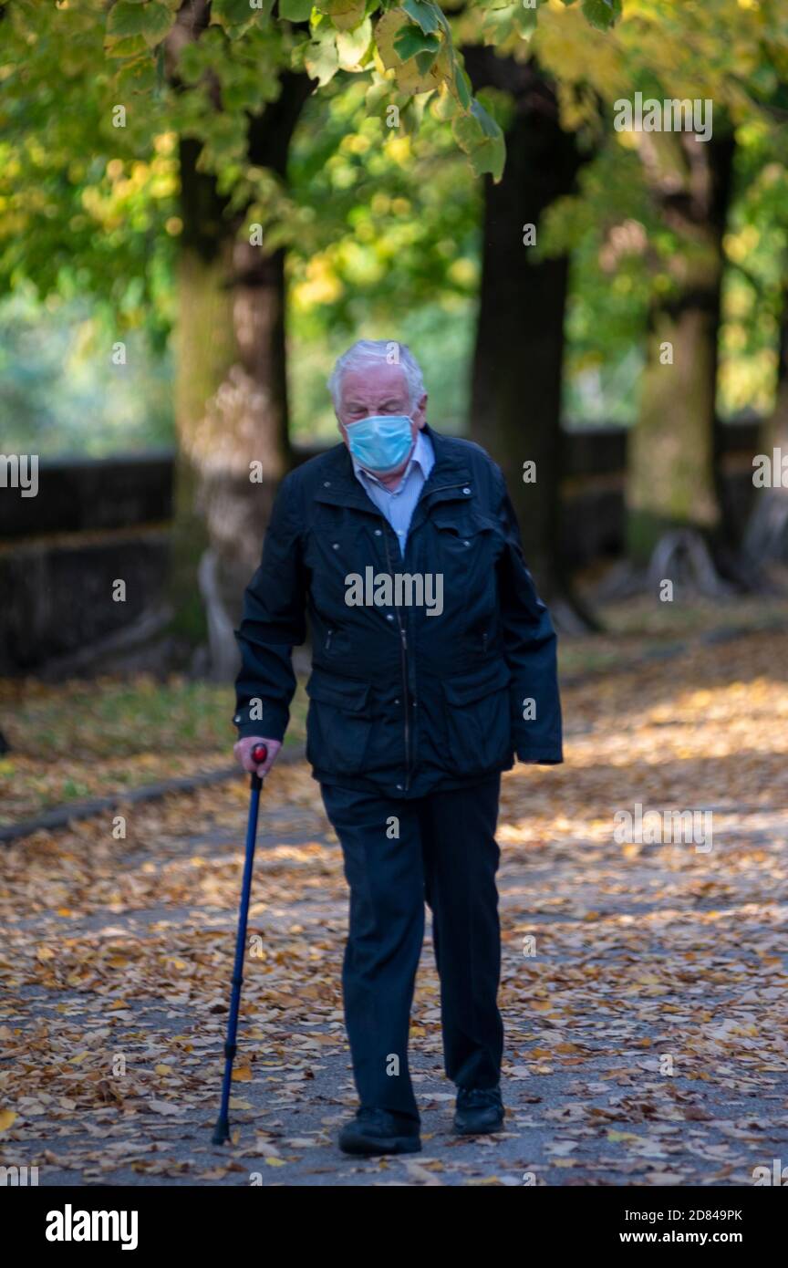 2020 mask walking black man hi-res stock photography and images - Alamy