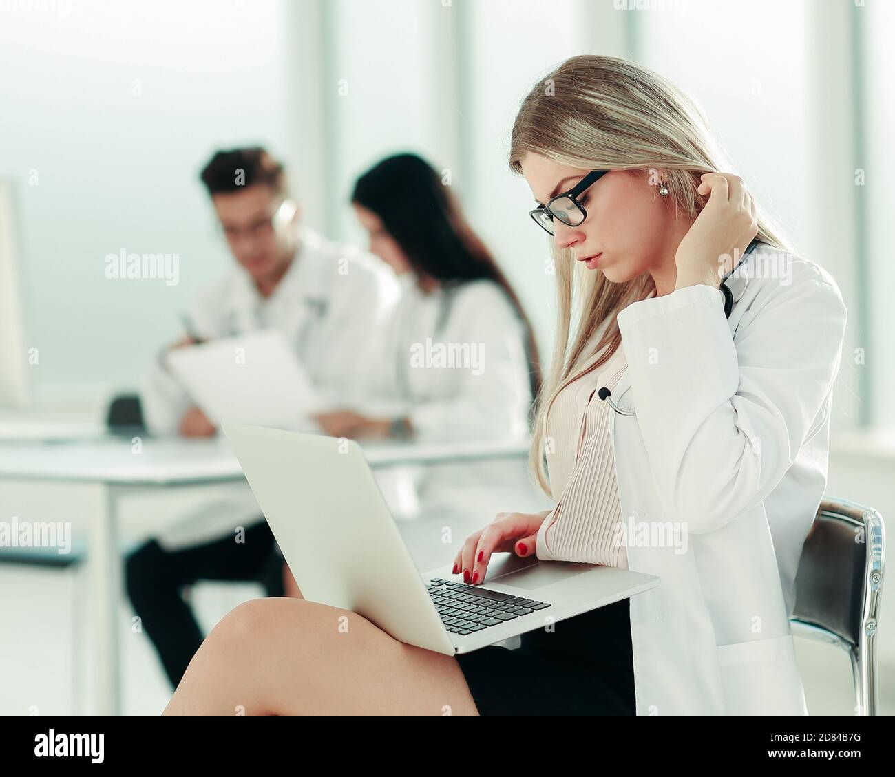 Doctor nurse working documents hi-res stock photography and images - Alamy