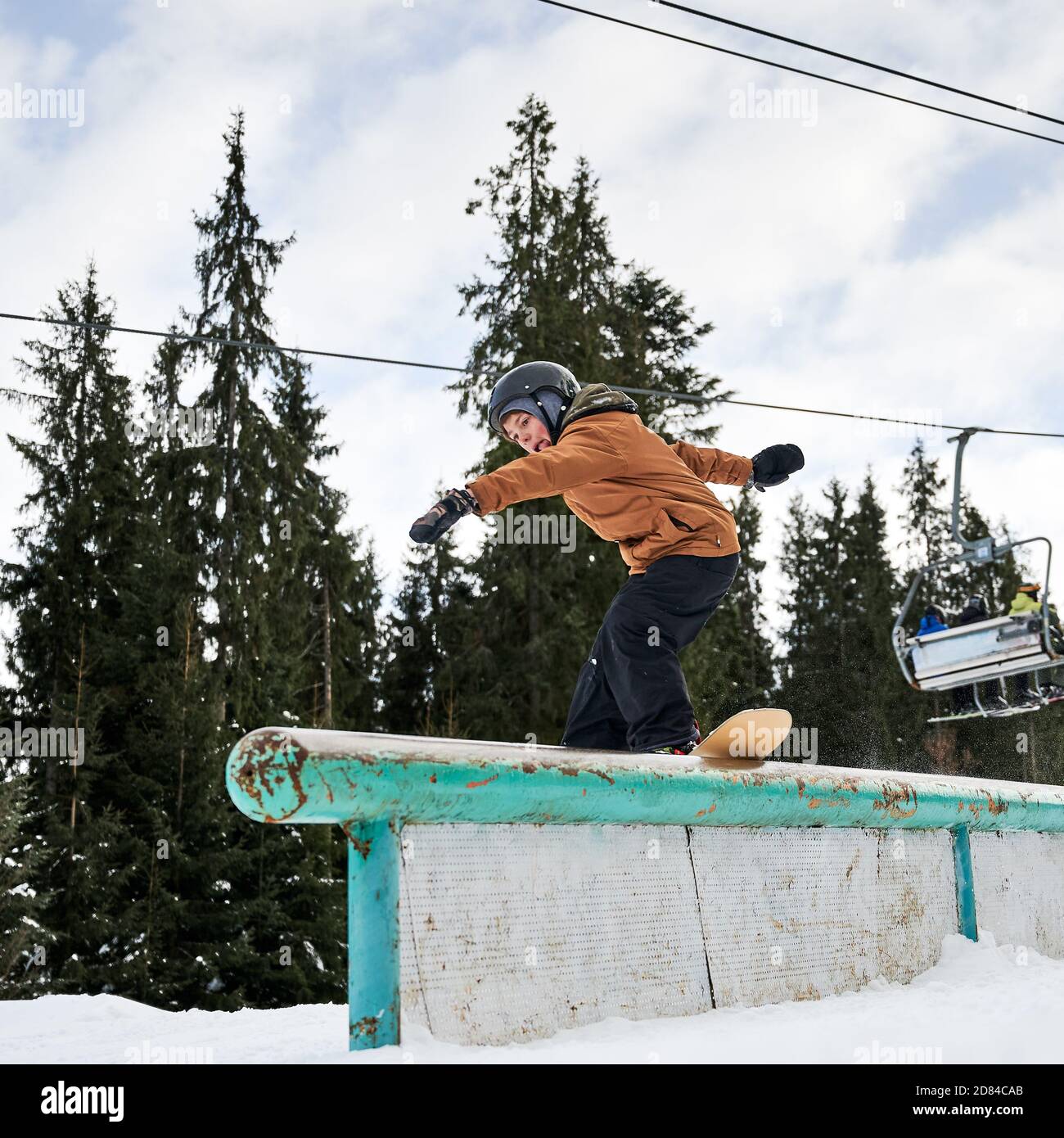 Male snowboarder hi-res stock photography and images - Alamy