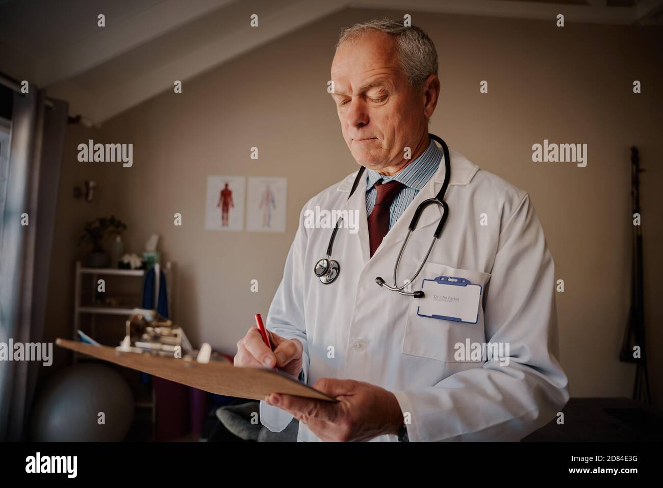 Doctor man writing hi-res stock photography and images - Alamy