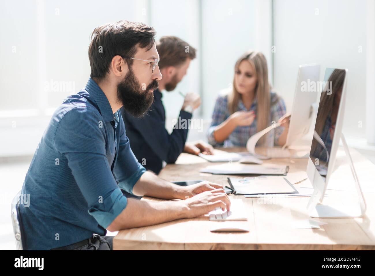 Employees working together computer hi-res stock photography and images ...