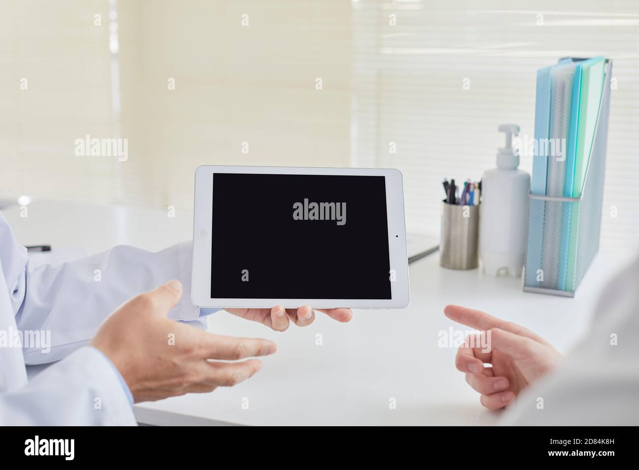 Faceless healthcare worker hi-res stock photography and images - Alamy