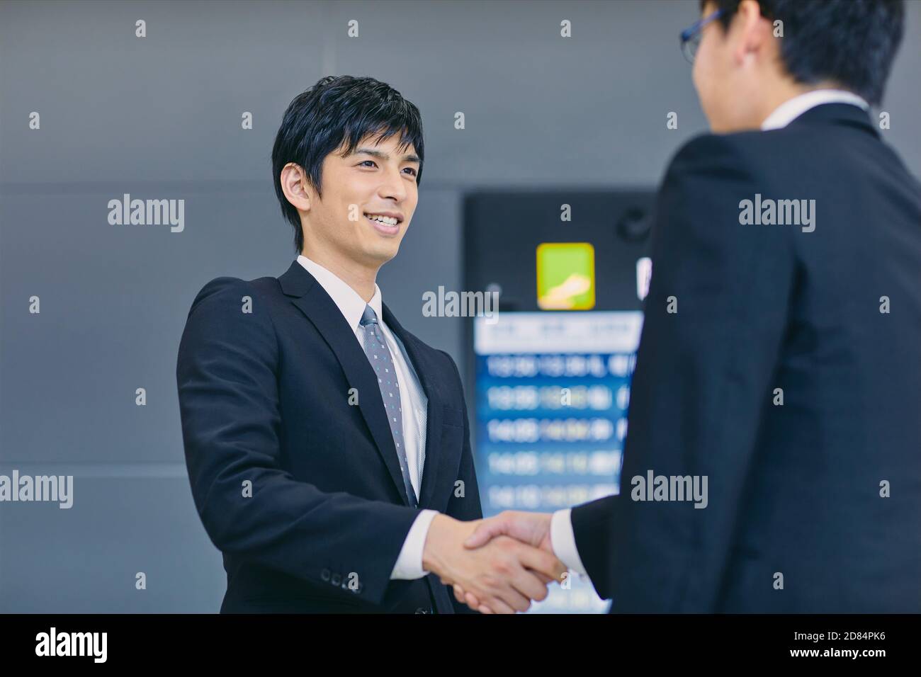 Japanese businessmen at the airport Stock Photo - Alamy