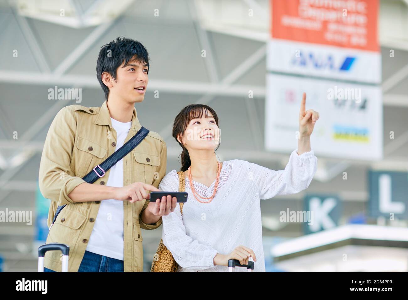 Japanese couple at the airport Stock Photo - Alamy