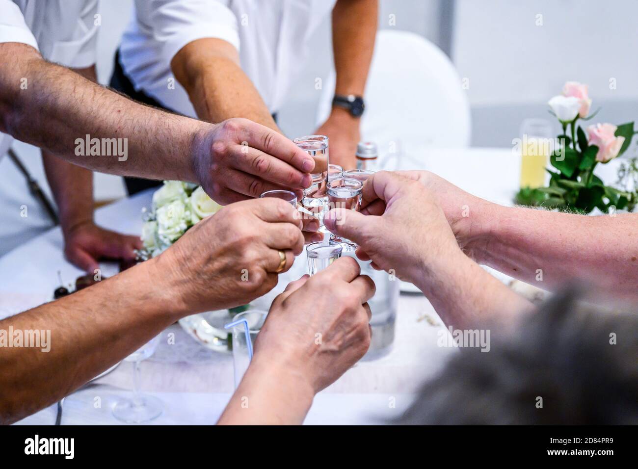 Toast and cheer hi-res stock photography and images - Alamy