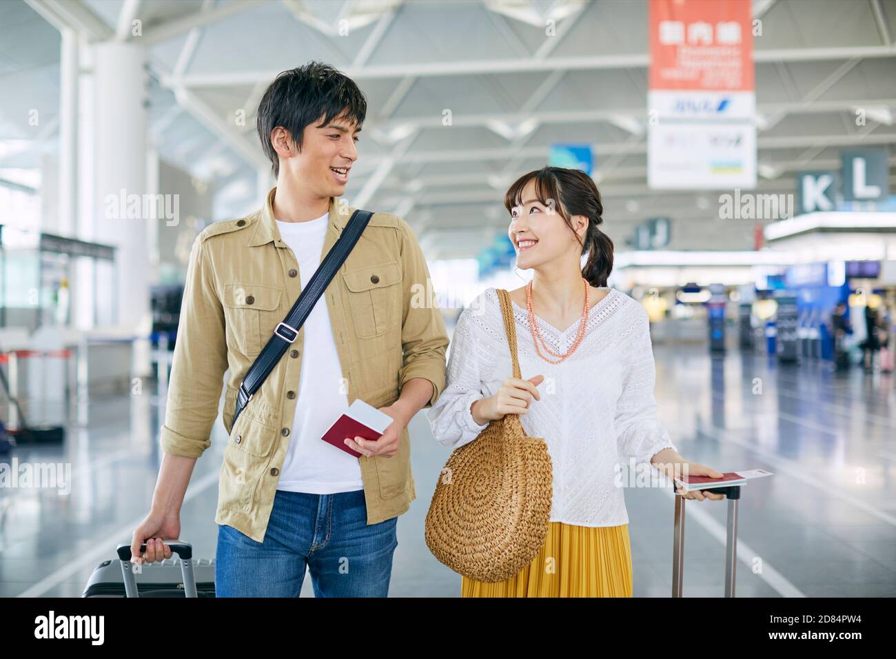 Japanese couple at the airport Stock Photo - Alamy