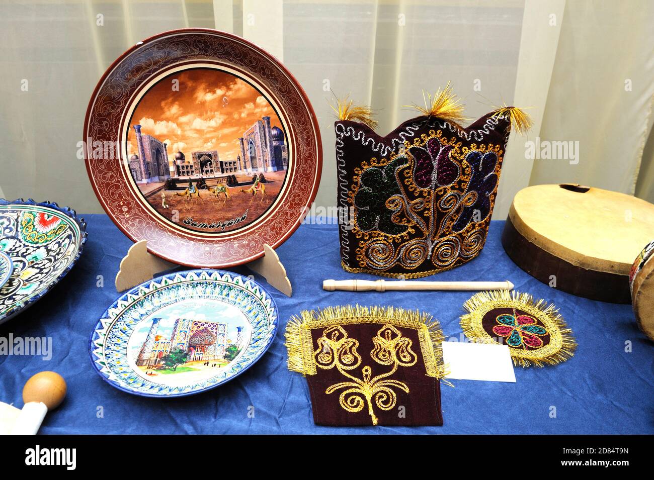 Uzbek traditional clothes hi-res stock photography and images - Alamy