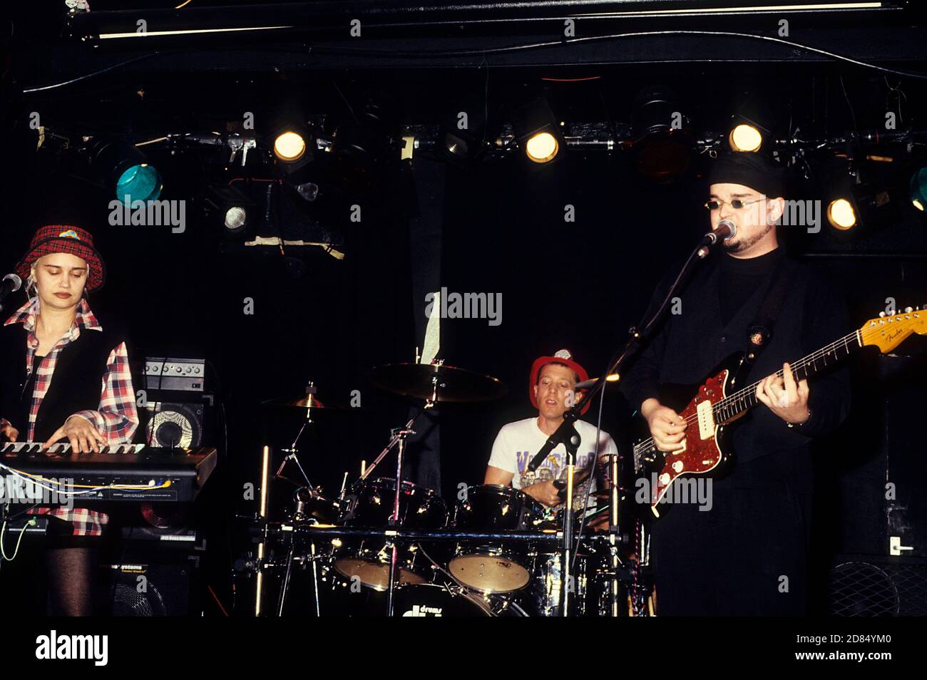 Natasha Shneider, Jack Irons and Alain Johannes von Eleven live on ...