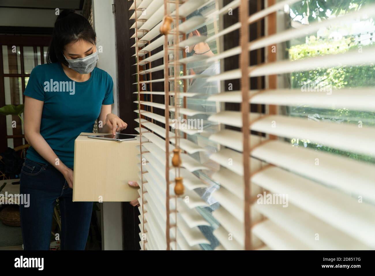 Food delivery office face mask hi-res stock photography and images - Alamy