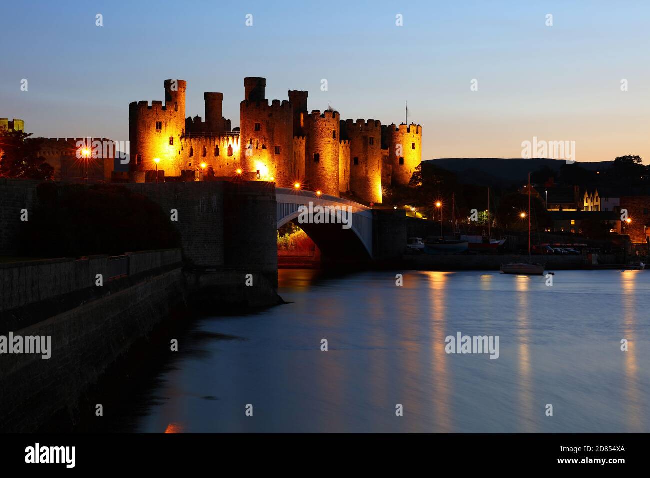 Conwy castle night north wales hi-res stock photography and images - Alamy
