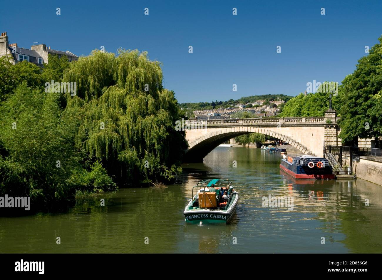 North Parade Bridge, River Avon and buildings on South Parade, Bath ...