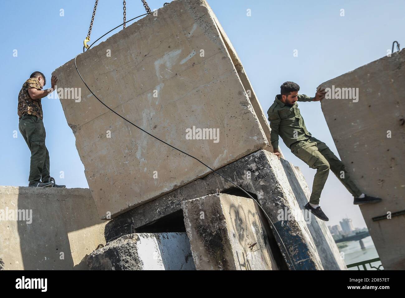 Baghdad, Iraq. 27th Oct, 2020. Iraqi security forces remove the ...