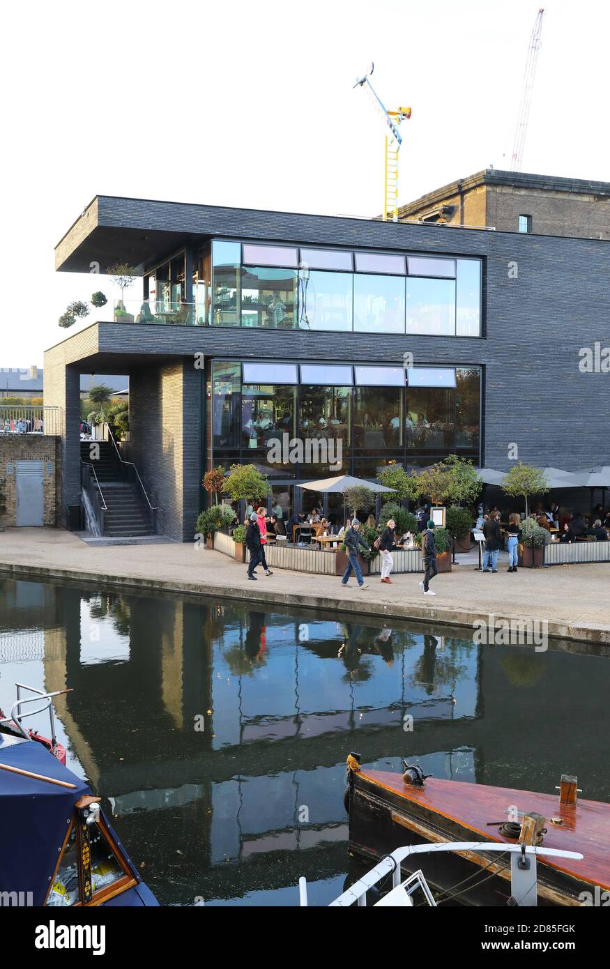 Al fresco dining at the Lighterman restaurant on Regents Canal and ...