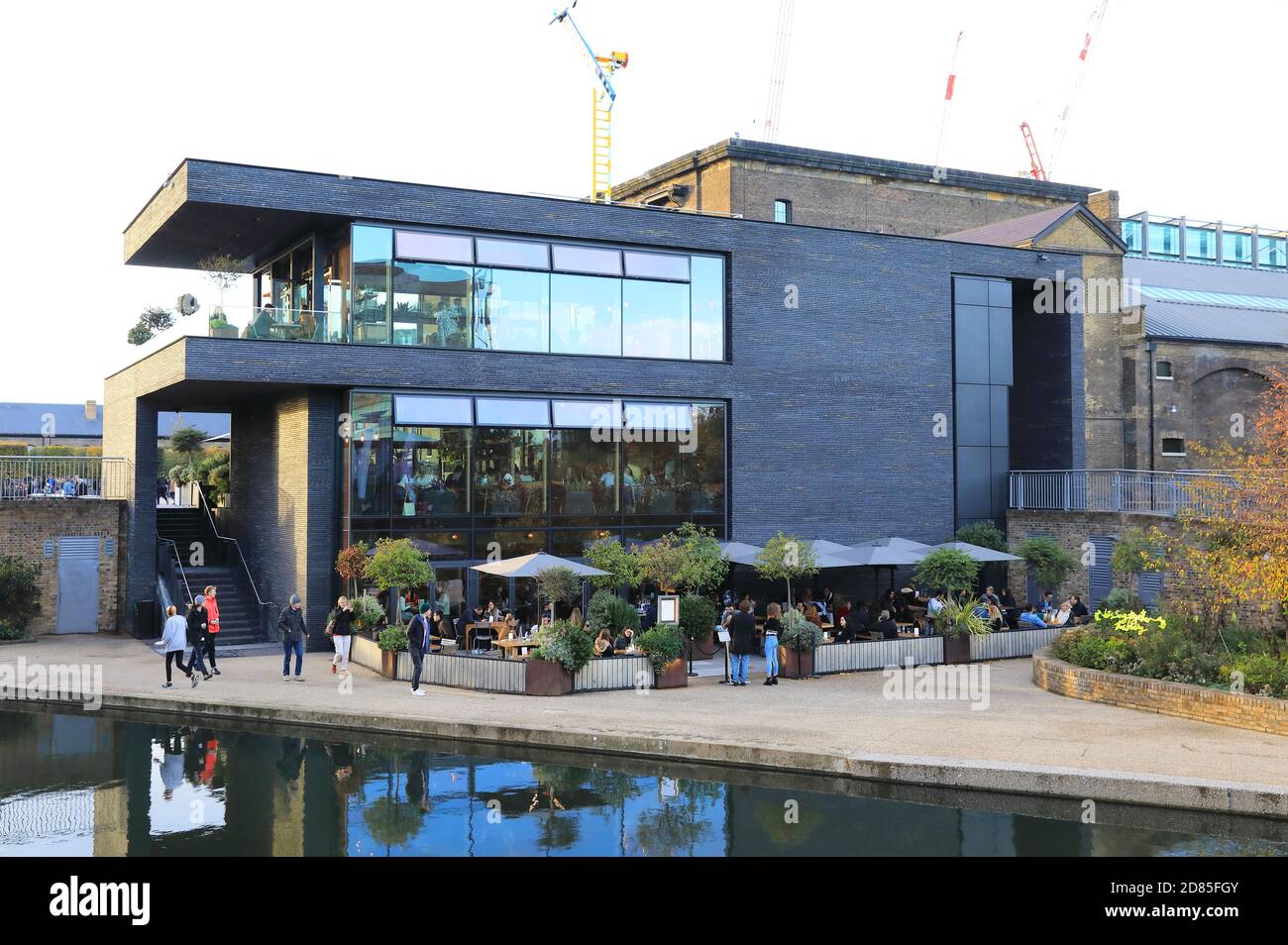 Al fresco dining at the Lighterman restaurant on Regents Canal and ...