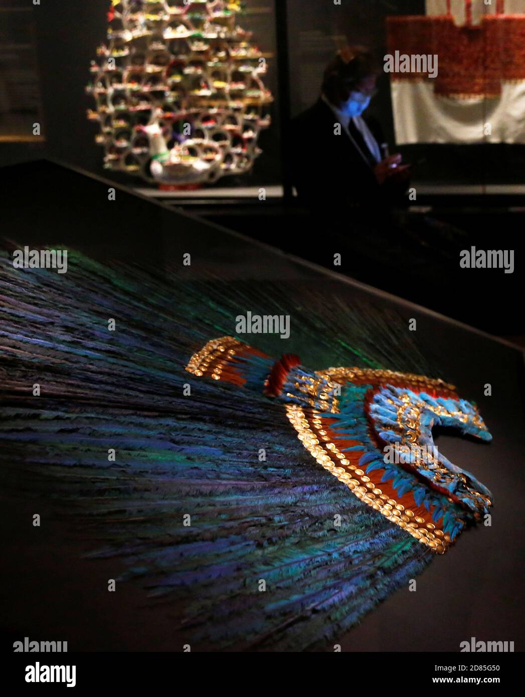 Aztec emperor headdress hi-res stock photography and images - Alamy