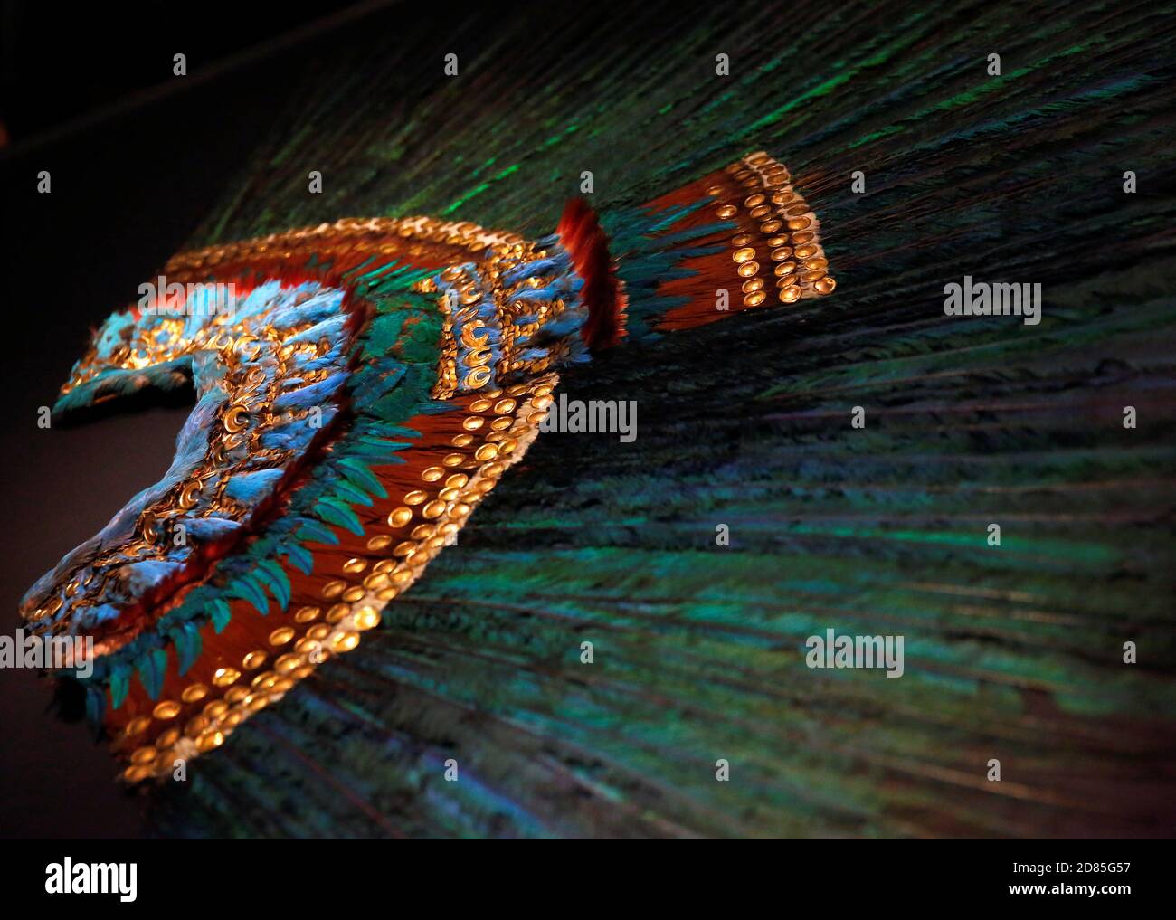 Aztec emperor headdress hi-res stock photography and images - Alamy