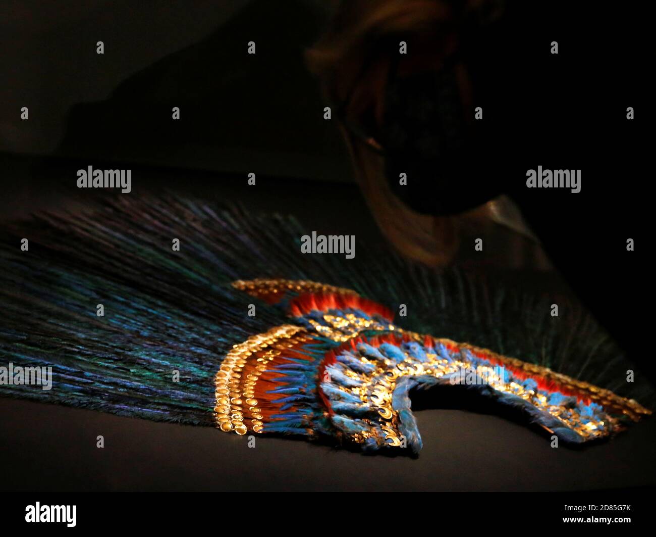 Aztec emperor headdress hi-res stock photography and images - Alamy