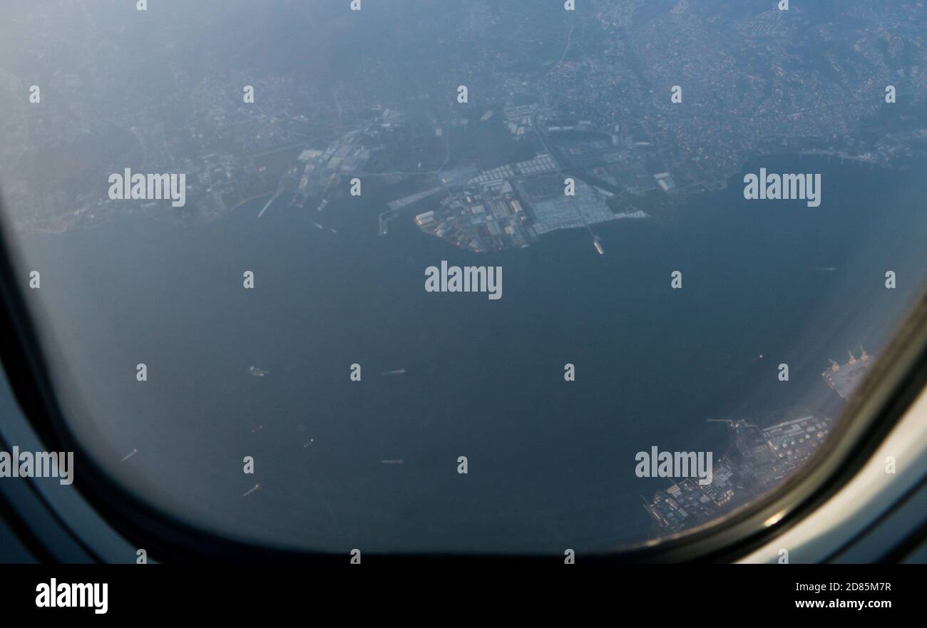 view from the window of an airplane flying Stock Photo - Alamy
