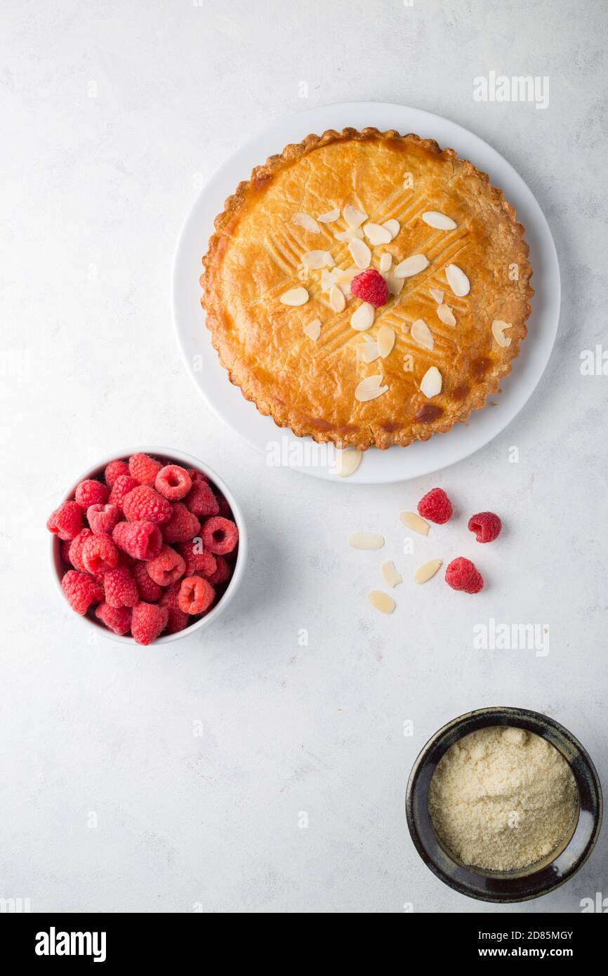 Raspberry and almond tart hi-res stock photography and images - Alamy