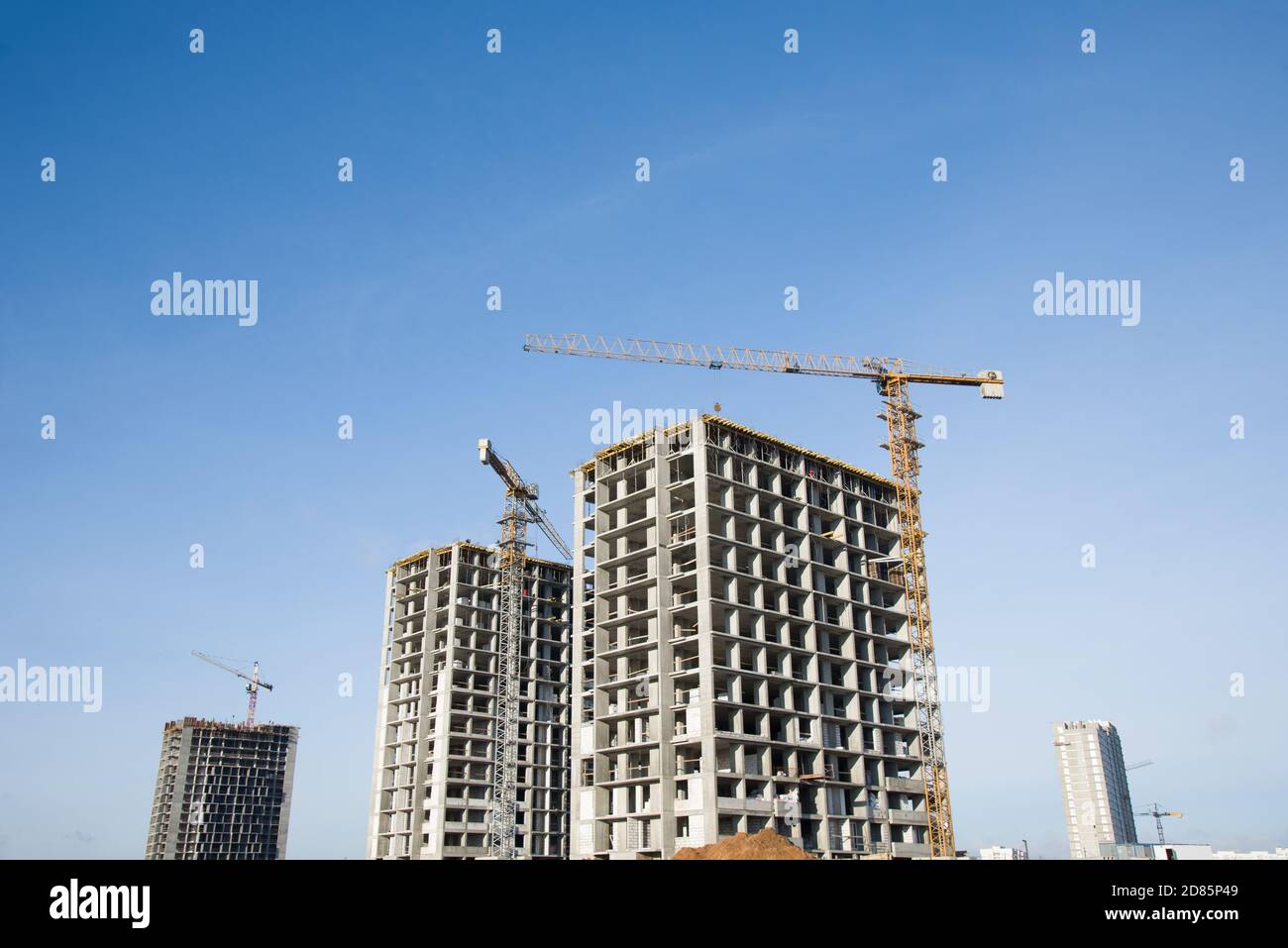 Hydraulic luffing jib tower cranes and workers being poured concrete ...
