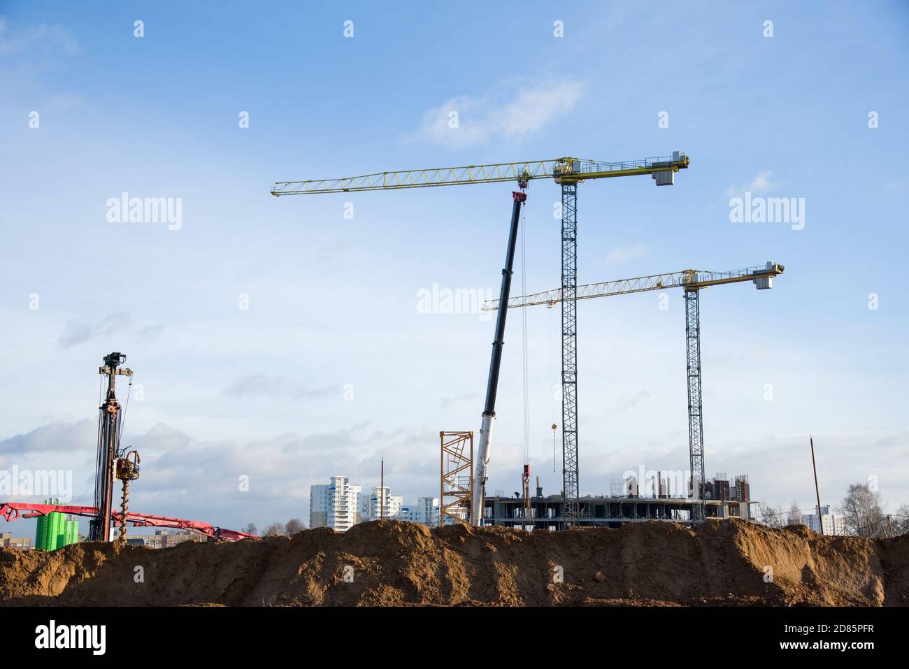 Hydraulic luffing jib tower cranes and workers being poured concrete ...
