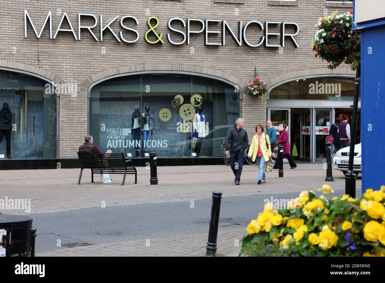 Marks and spencer shop fronts hi-res stock photography and images - Alamy