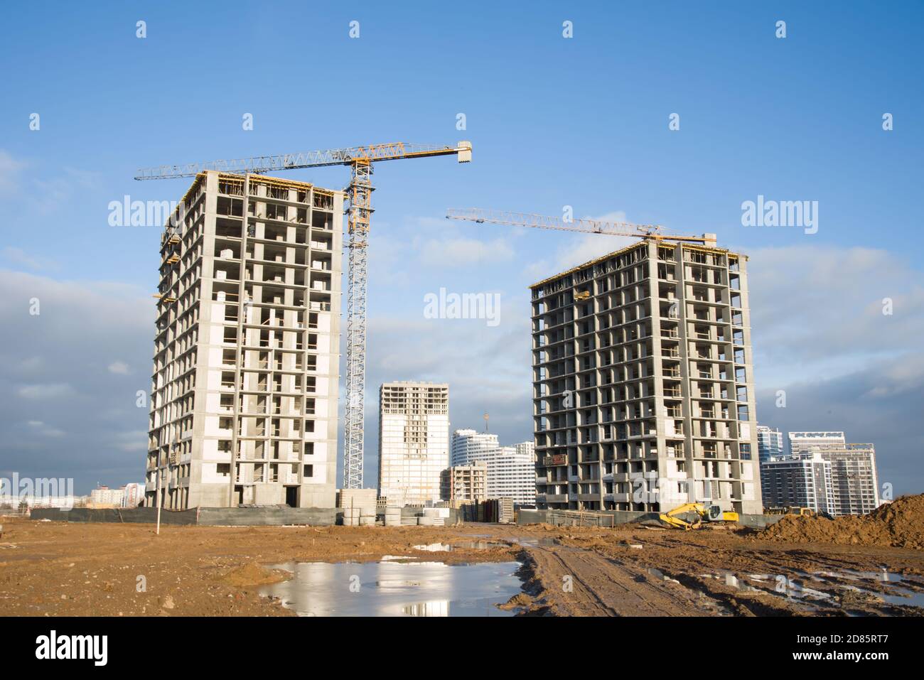 Hydraulic luffing jib tower cranes and workers being poured concrete ...