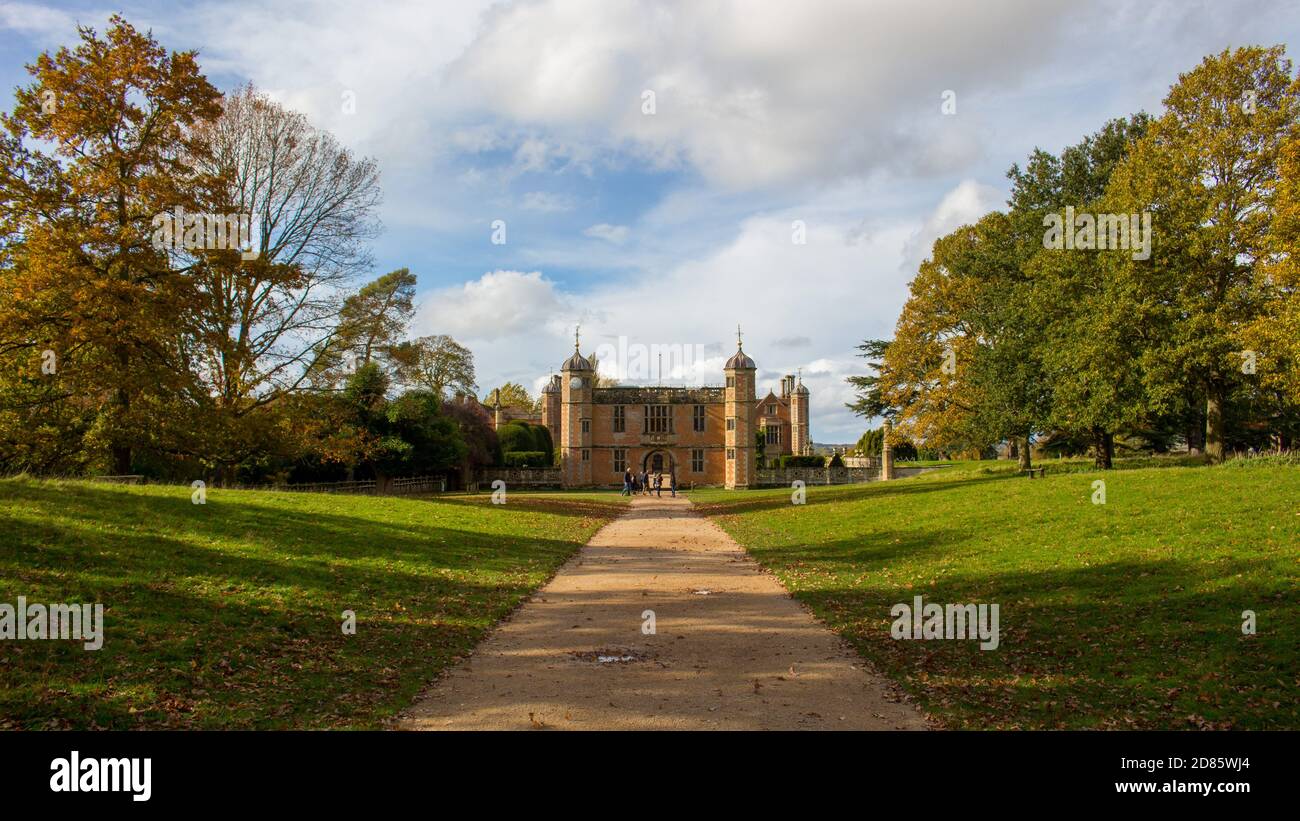 16th century country house hi-res stock photography and images - Alamy