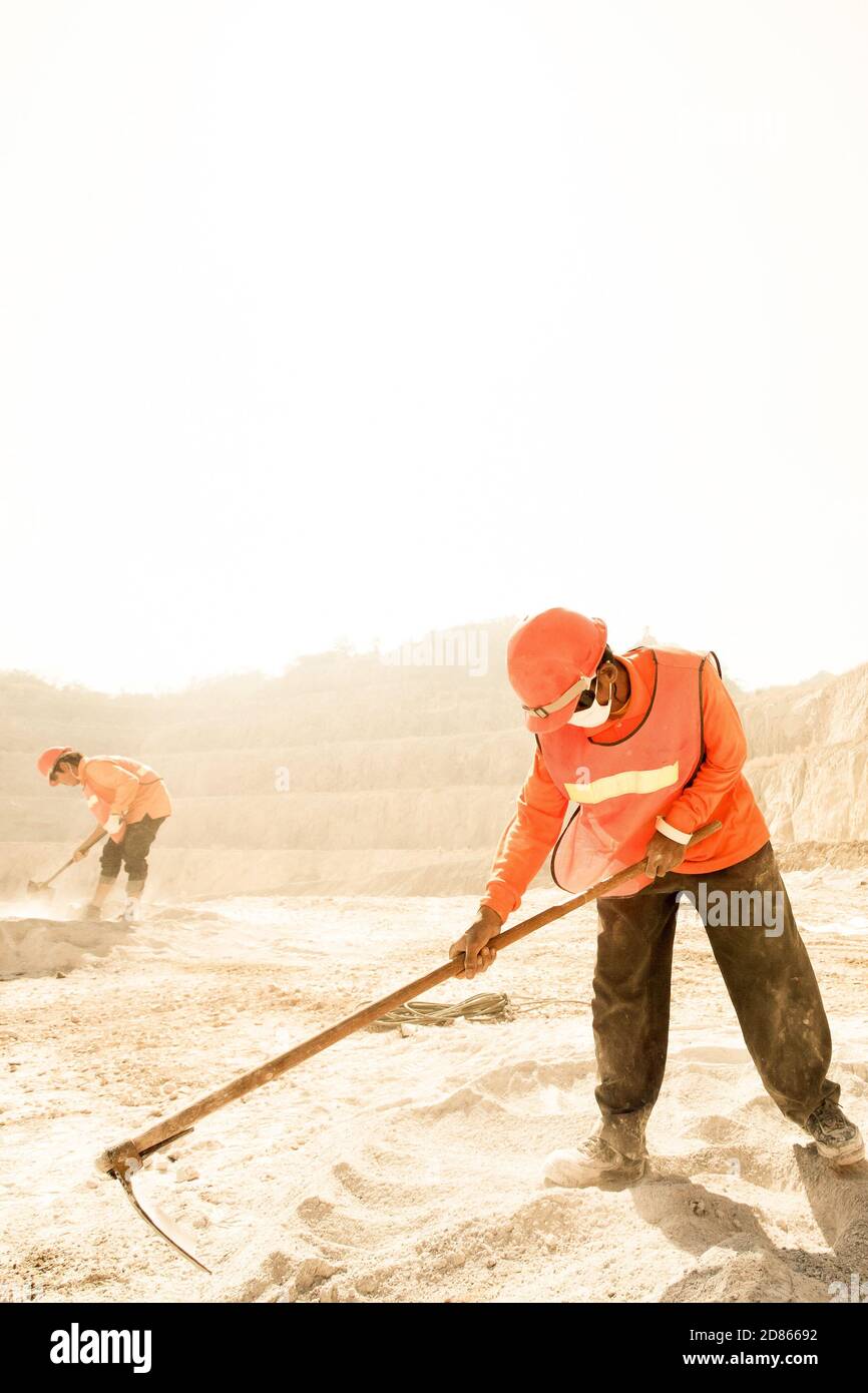 Working in hot weather hi-res stock photography and images - Alamy