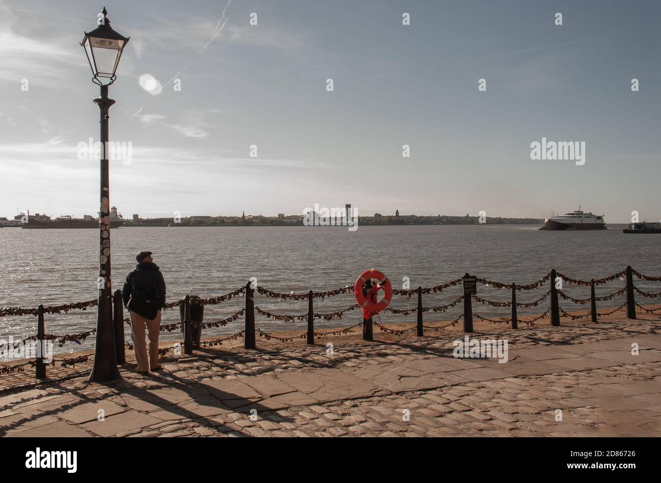 Standing under street lamp hi-res stock photography and images - Alamy