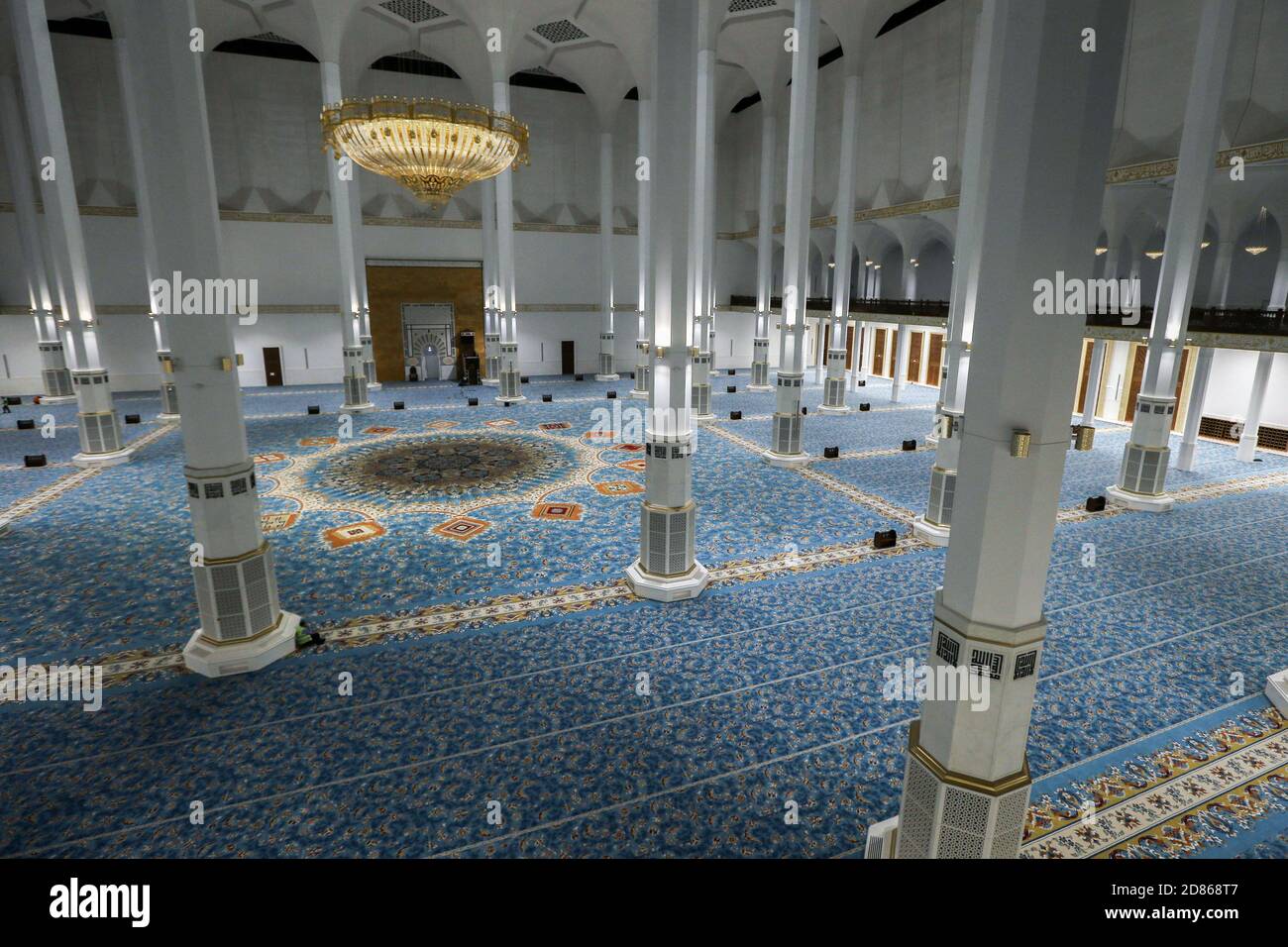 27 October 2020, Algeria, Algiers: A general view inside the prayer ...