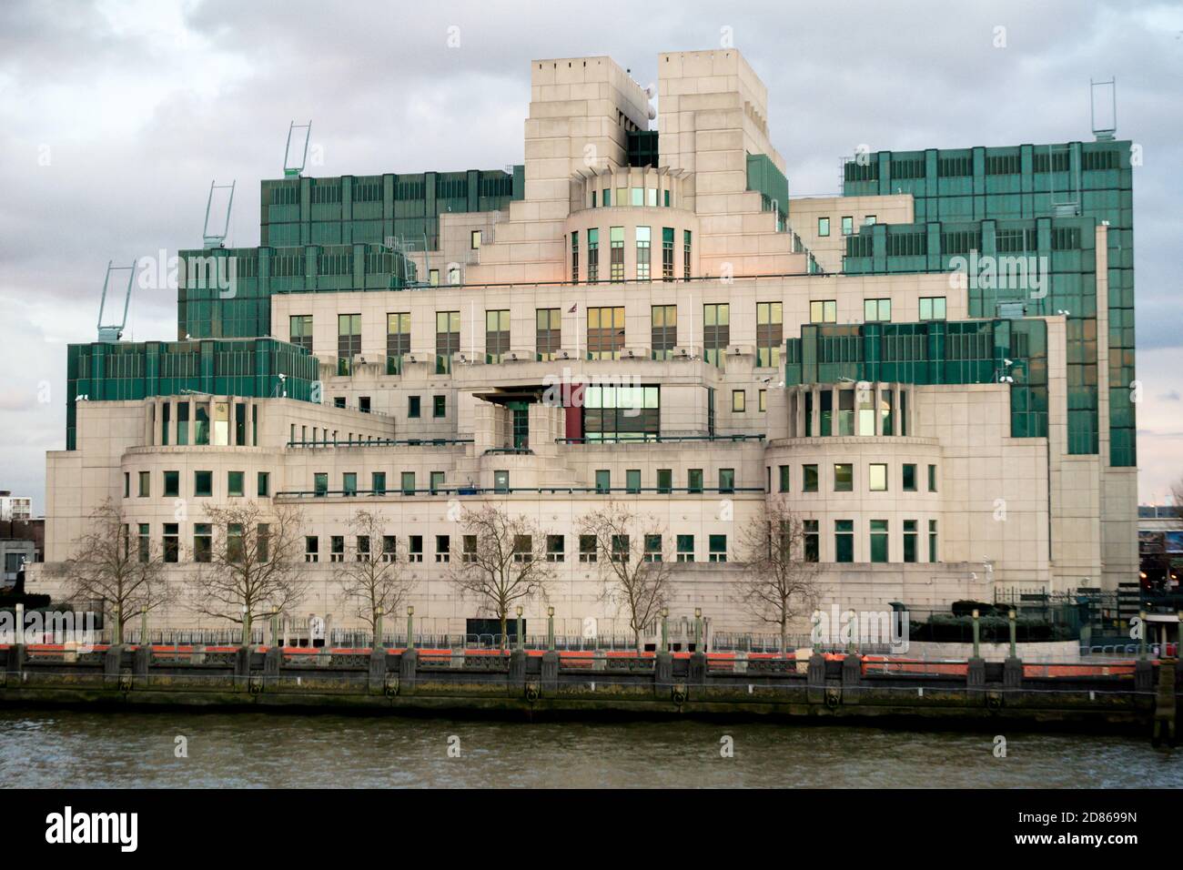 Mi6 building james bond hi-res stock photography and images - Alamy