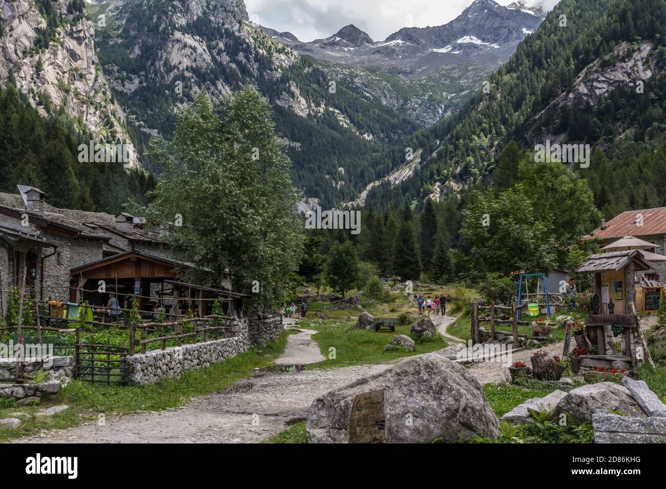 Hiking in Val di Mello, Valtellina, Italy Stock Photo - Alamy