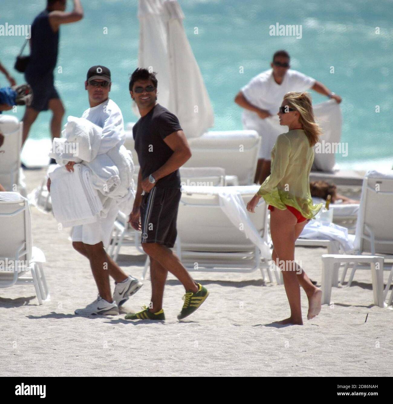 Kelly Ripa And Husband Mark Consuelos Snuggle Up On Miami Beach 4 16