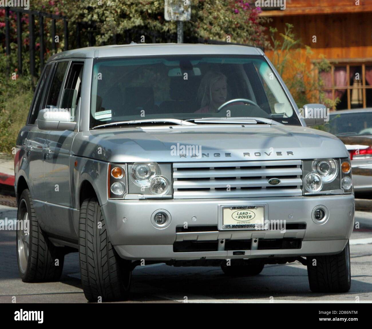 Exclusive!! Look Ma no hands! Paris doesn't need her hands to smoke her ...