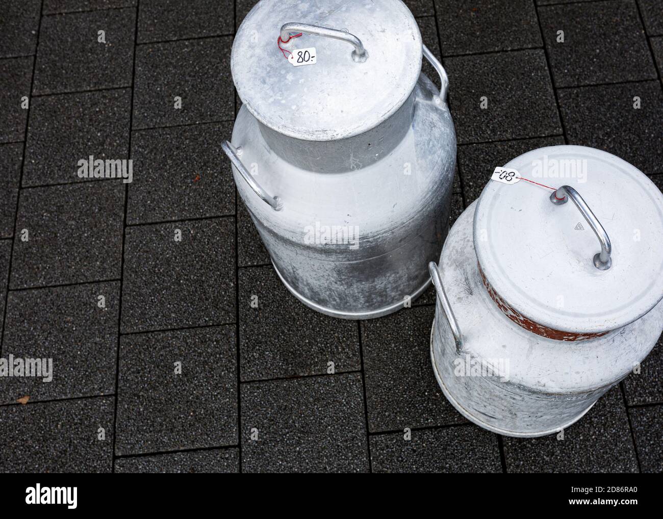 Vintage cream cans hi-res stock photography and images - Alamy