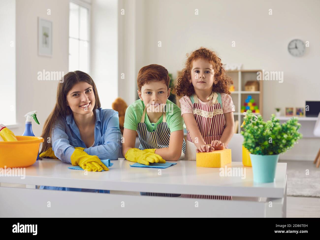 Cleaning together family hi-res stock photography and images - Alamy