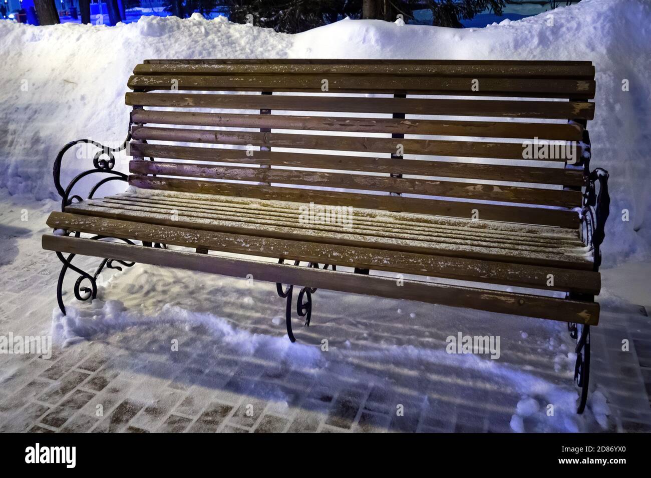 Empty park bench winter hi-res stock photography and images - Alamy