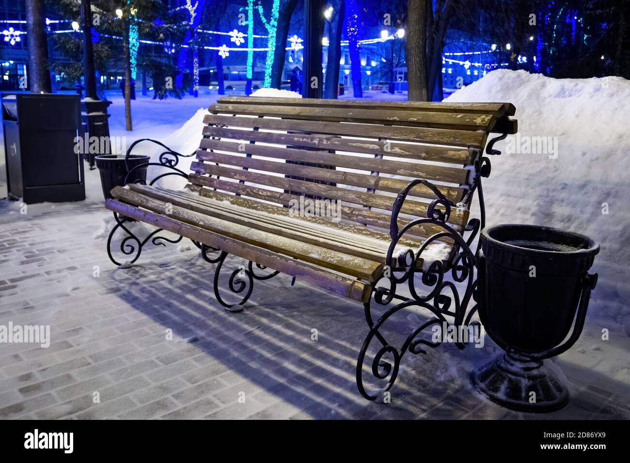 Empty bench at night hi-res stock photography and images - Alamy