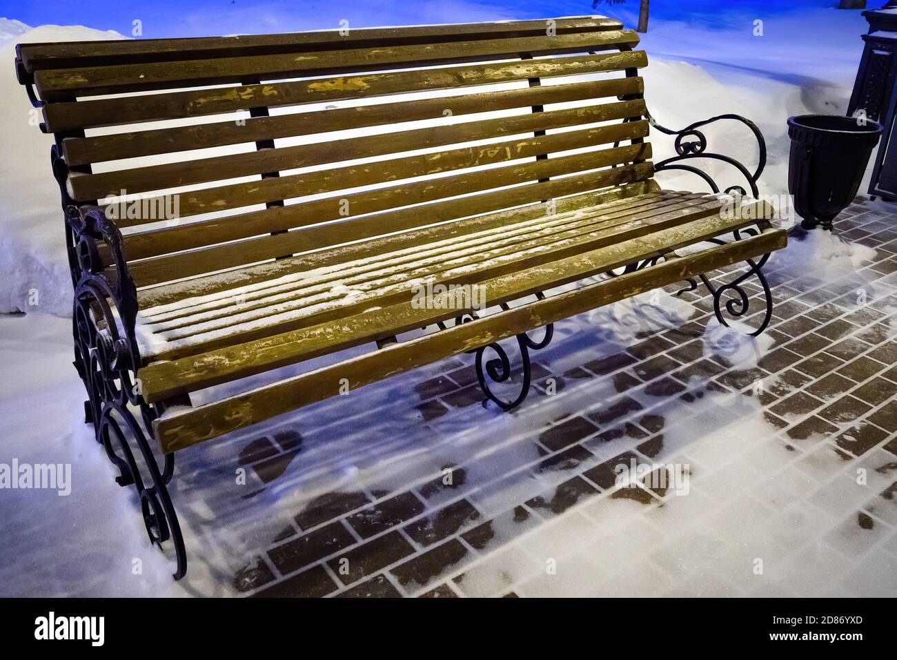 Empty park bench winter hi-res stock photography and images - Alamy