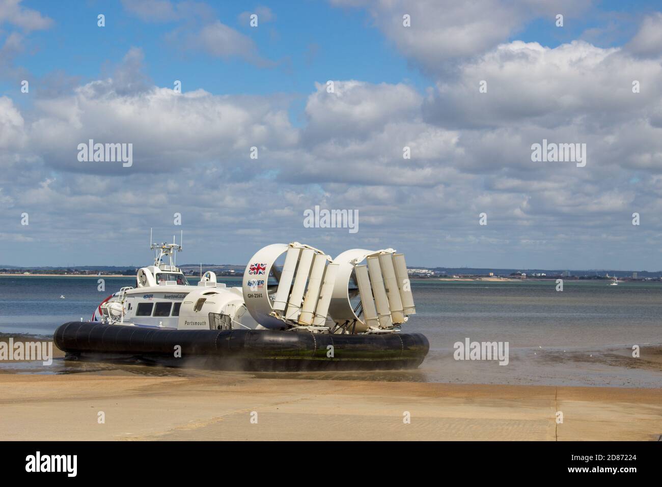 Hovercraft sea vehicle hi-res stock photography and images - Alamy