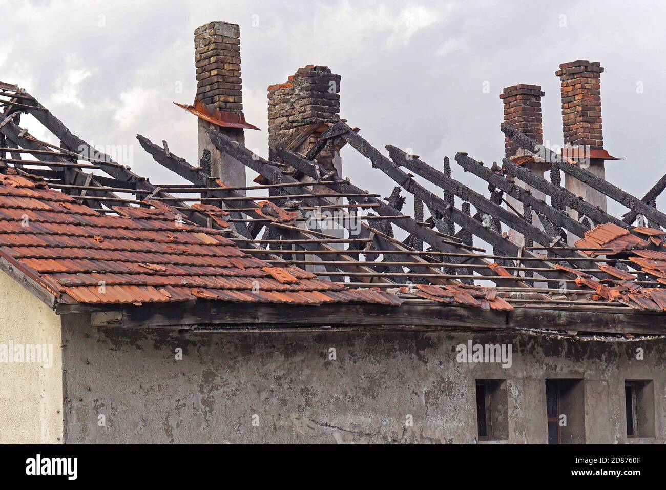 Burned roof house fire hi-res stock photography and images - Alamy