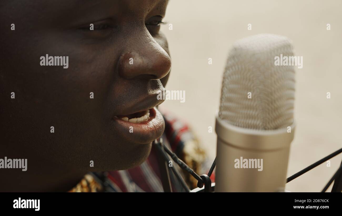 Rapper with microphone close up hi-res stock photography and images - Alamy